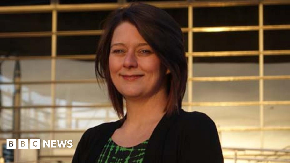 Plaid Cymru elect Leanne Wood as new leader - BBC News