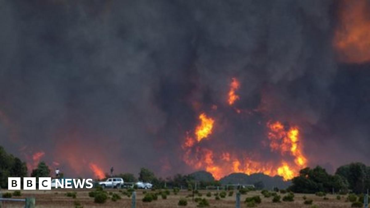 Crews battle Western Australia bushfire - BBC News