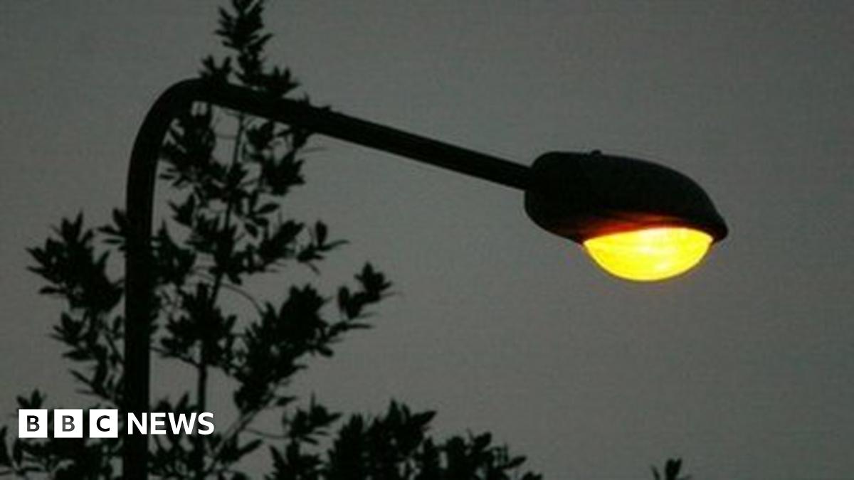 Leicestershire council street light scheme to save £800K - BBC News