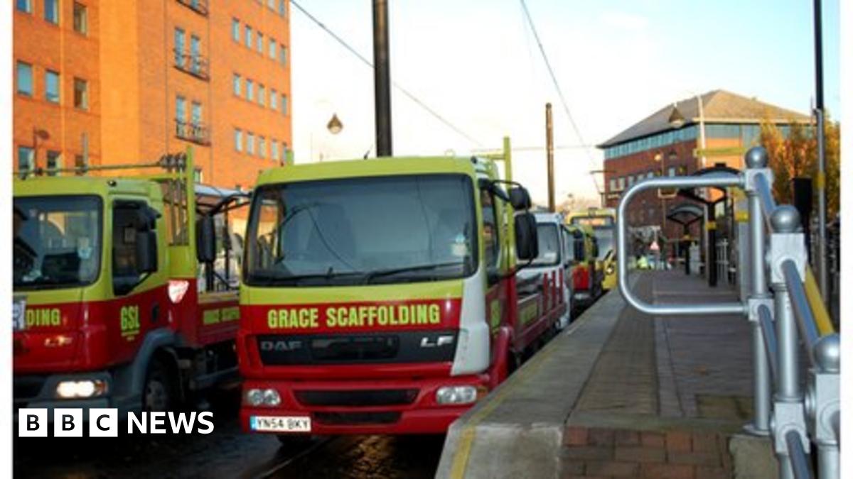 Lorry demo blocks Metrolink line - BBC News