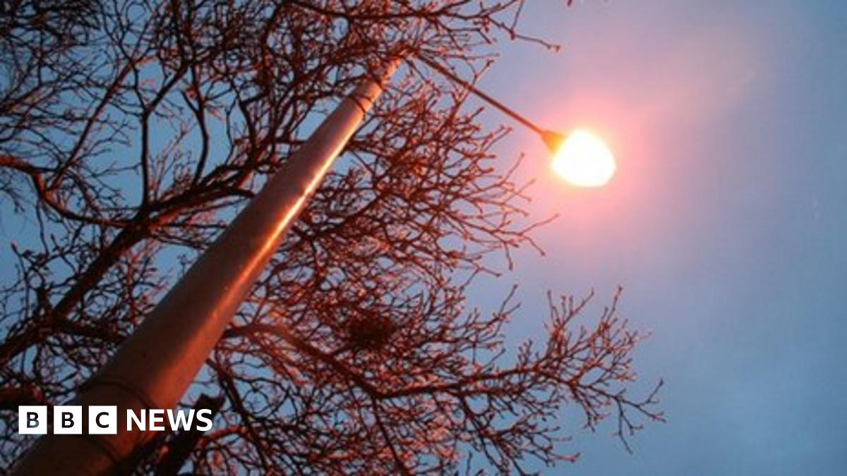 Gwynedd council to dim street lamps to save money - BBC News