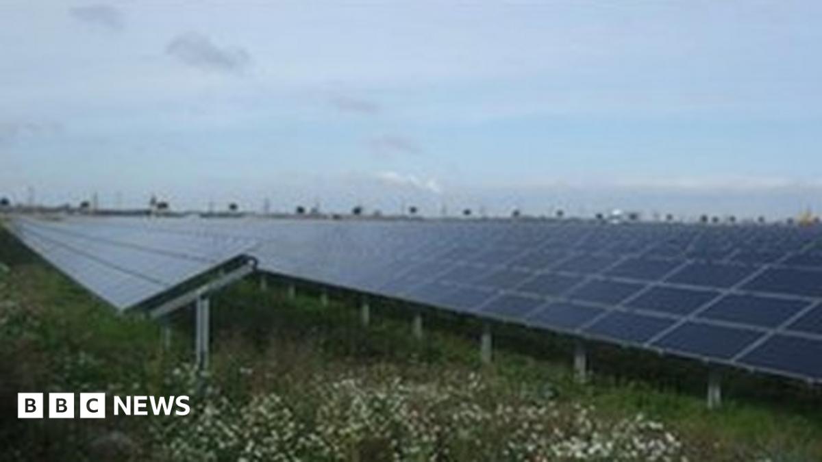 Oxfordshire solar farm share sale raises £2.5m - BBC News