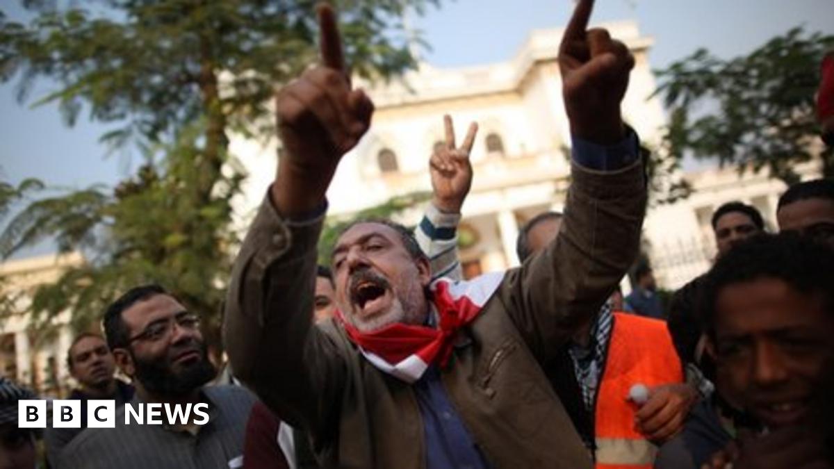 Clashes erupt in Cairo as Egyptian protests continue - BBC News