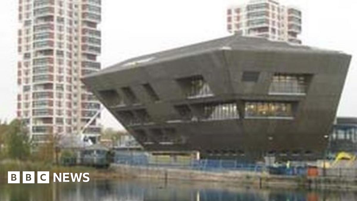 'Super library' in Southwark opens its doors - BBC News