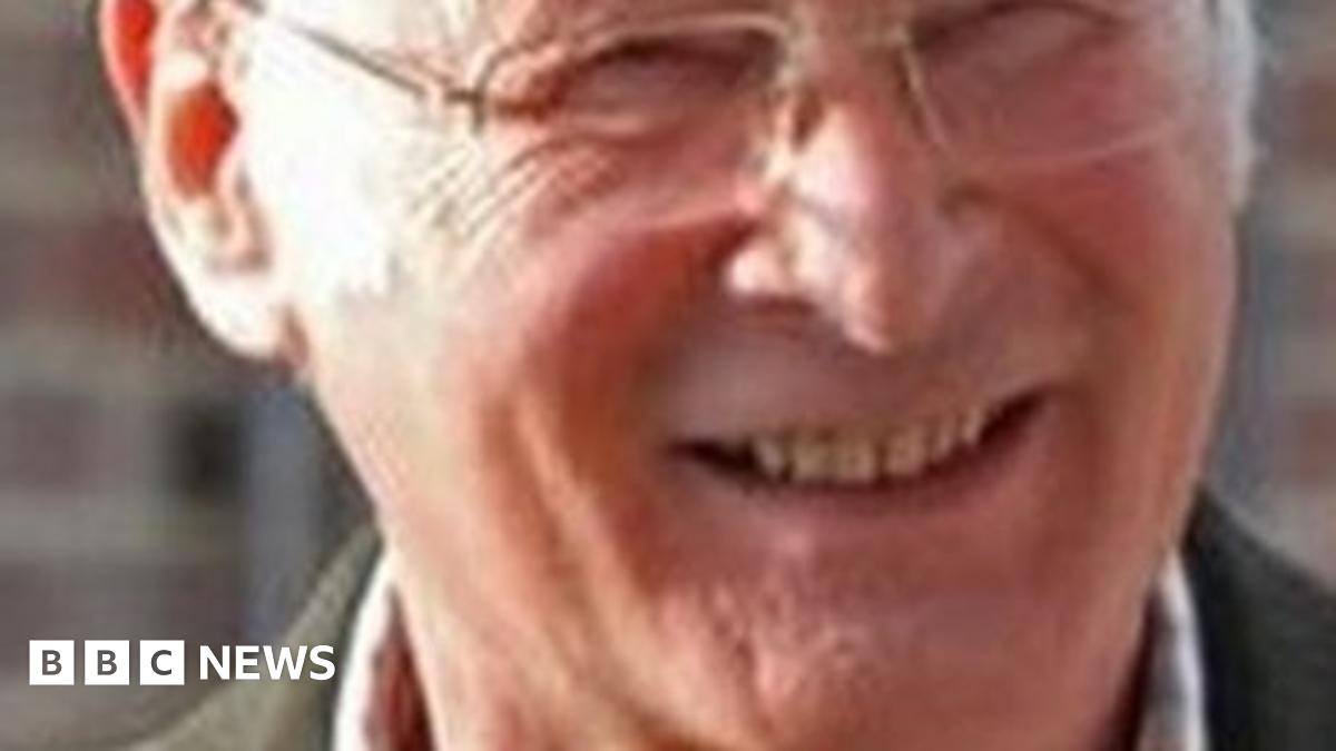 Pantomime dame Bev Smith dies during show - BBC News