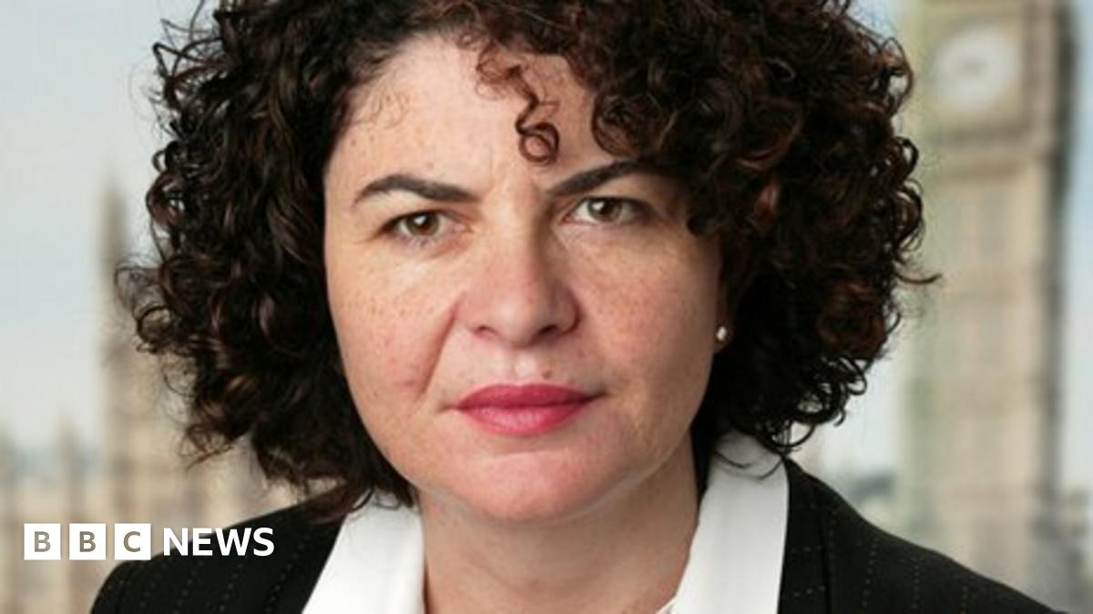 Hull MP Diana Johnson angry over BAE redundancies in Brough - BBC News