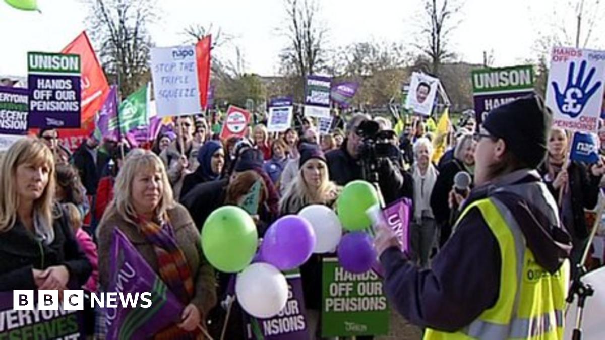 Gloucestershire strikes: 2,000 protesters join mass rally - BBC News