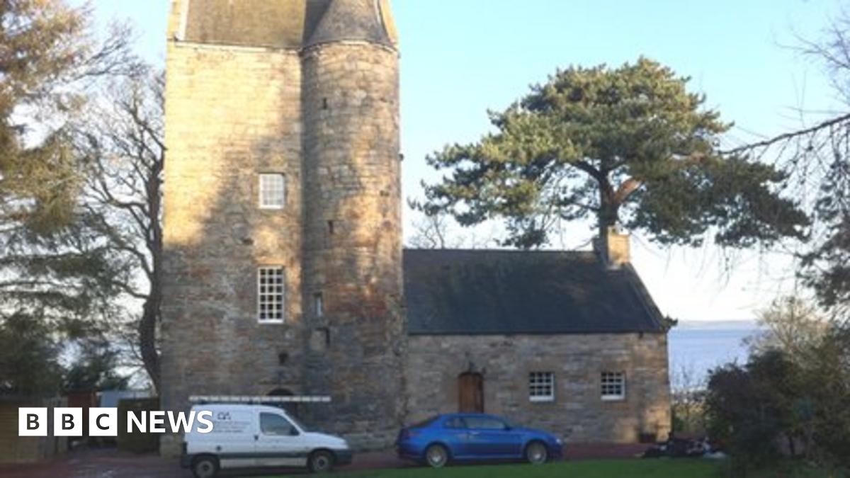 Fire causes damage to Cramond Tower in Edinburgh - BBC News