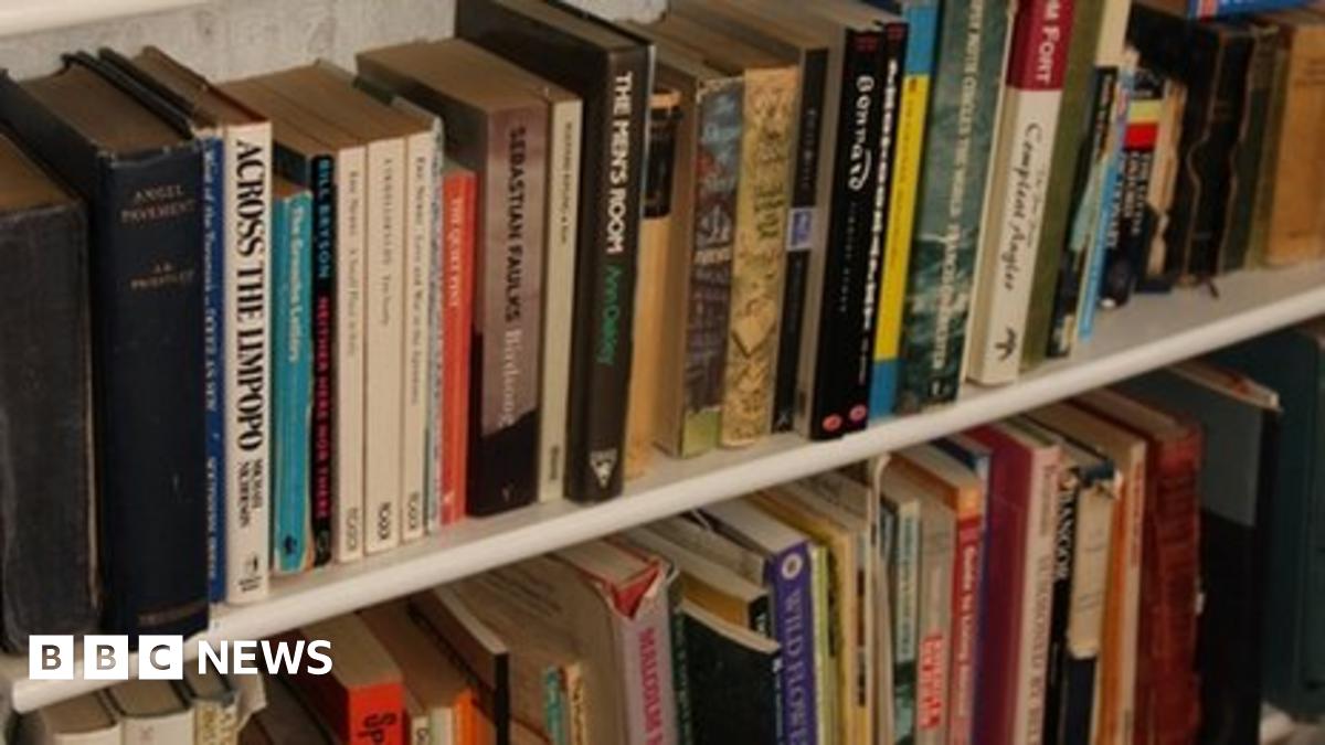 Clackmannanshire Council holds library book amnesty - BBC News