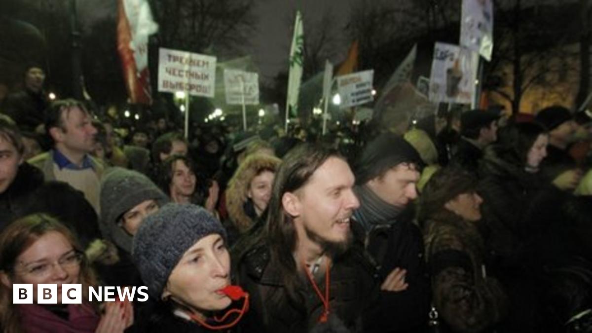 Russia election: Hundreds rally against Putin in Moscow - BBC News