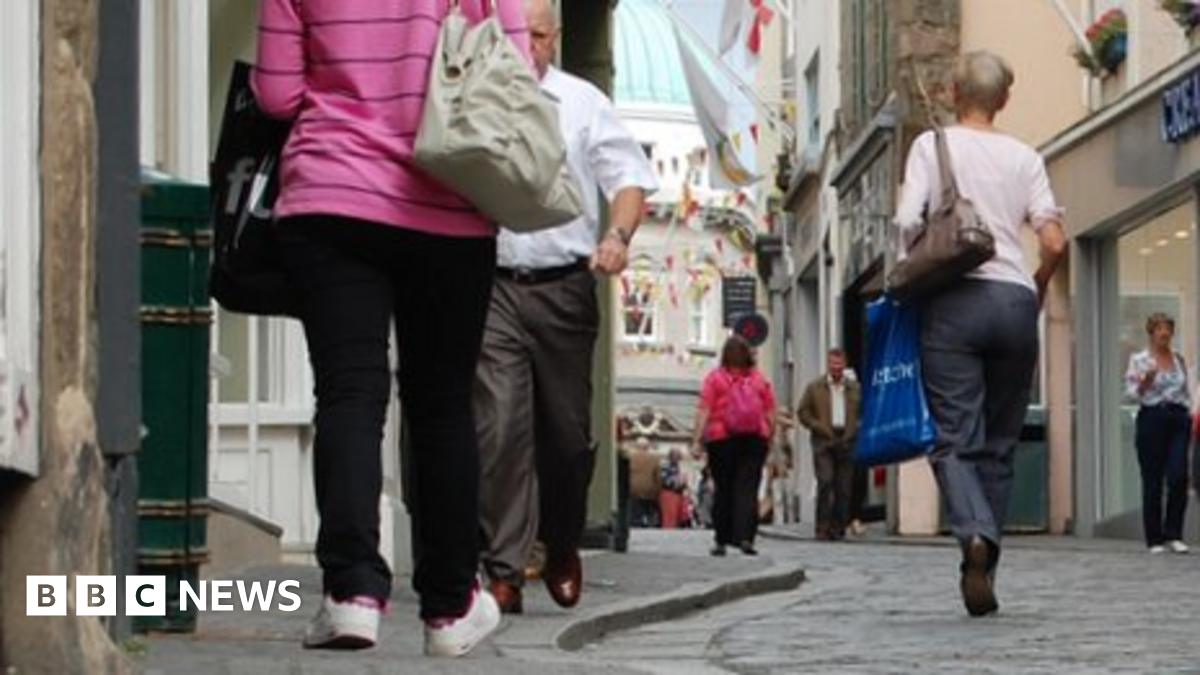 Number of Guernsey people looking for work tops 500 - BBC News