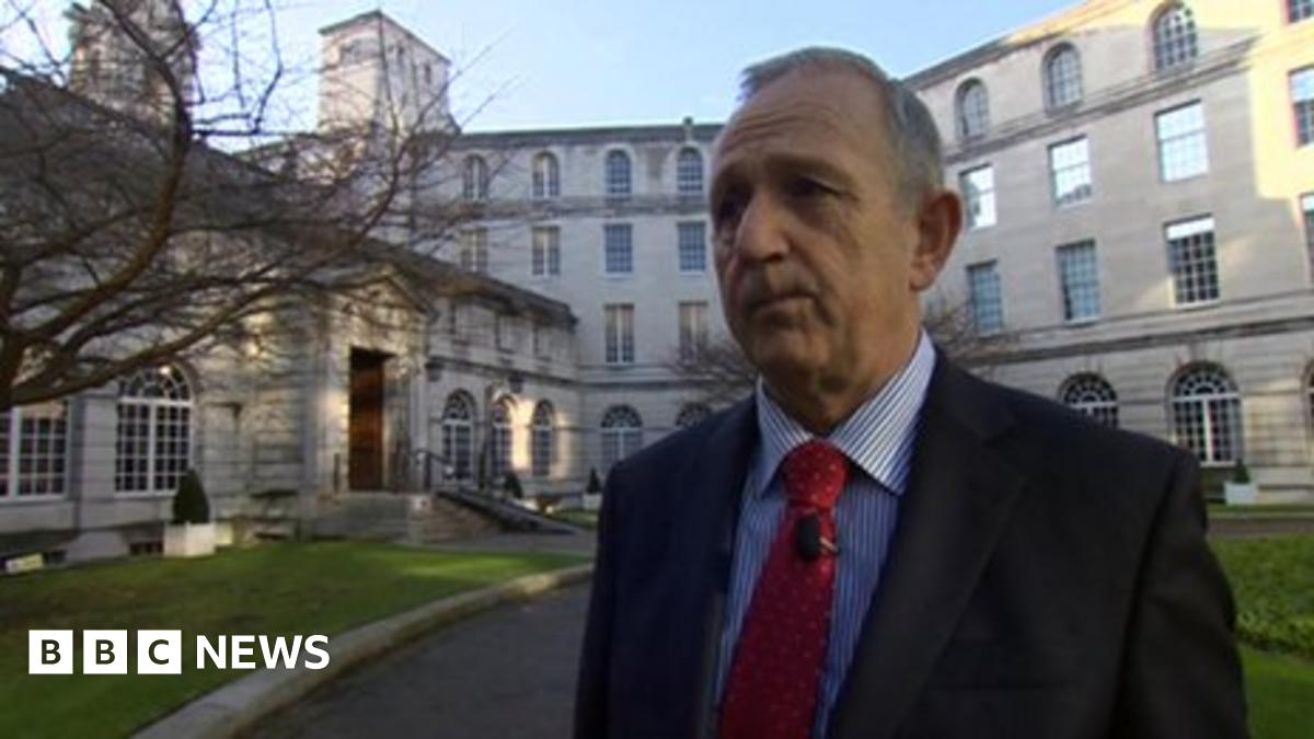 Leeds City Council could cut extra 600 jobs - BBC News