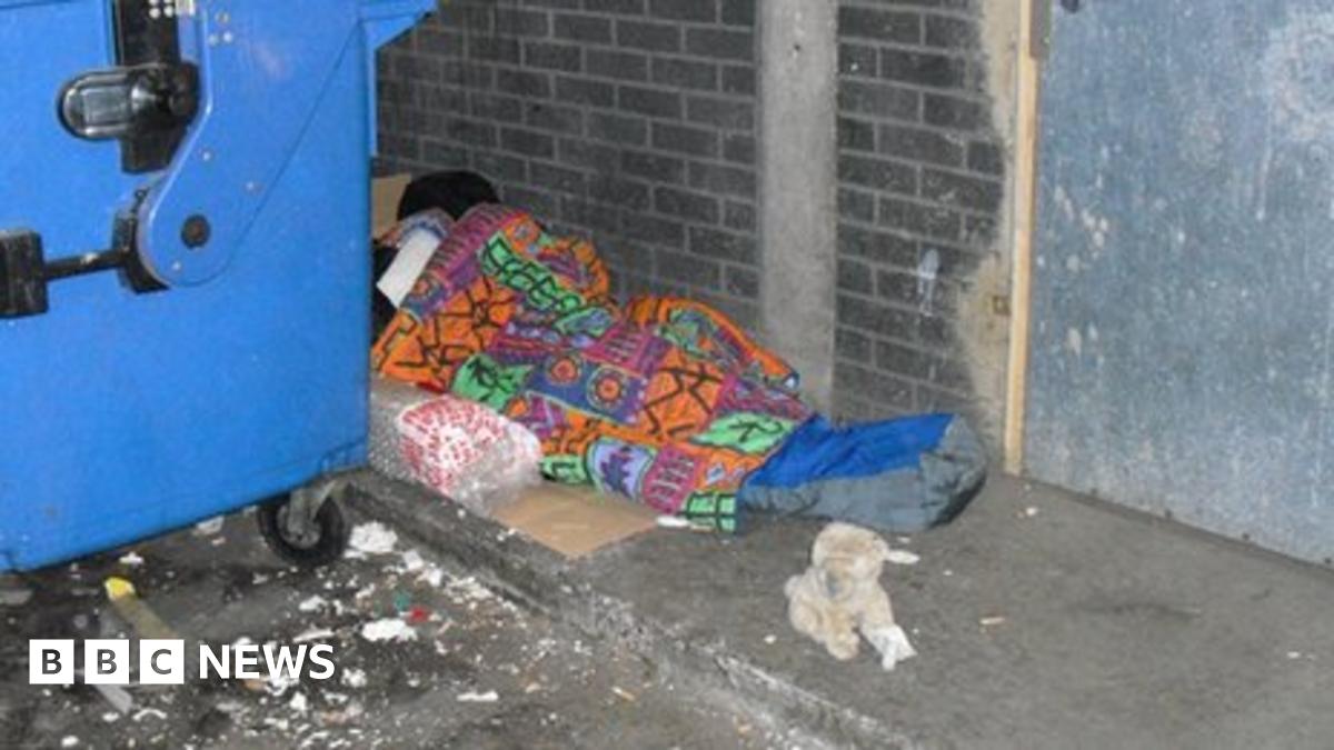 Homeless at Christmas: Tyneside' Cyrenians give helping hand - BBC News