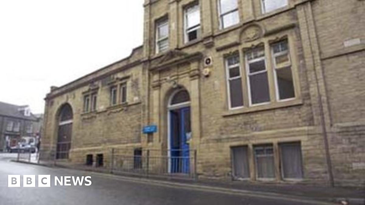 Elland Pool closed over roof collapse risk - BBC News