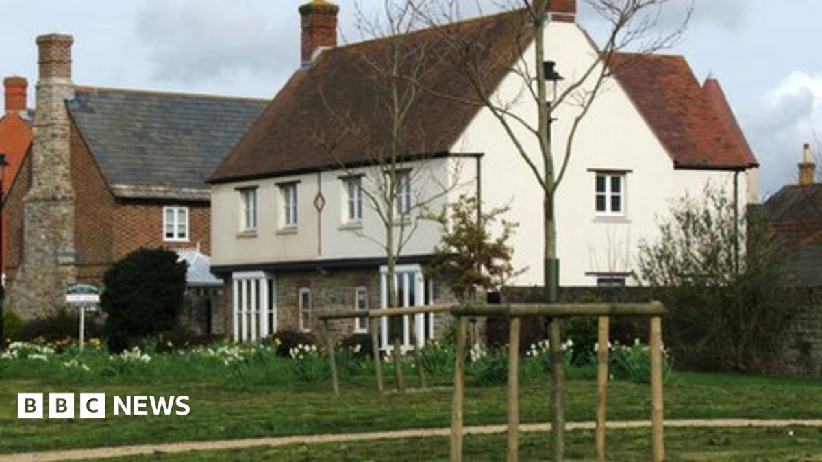 Dorset MP Annette Brooke wants second home discounts cut - BBC News