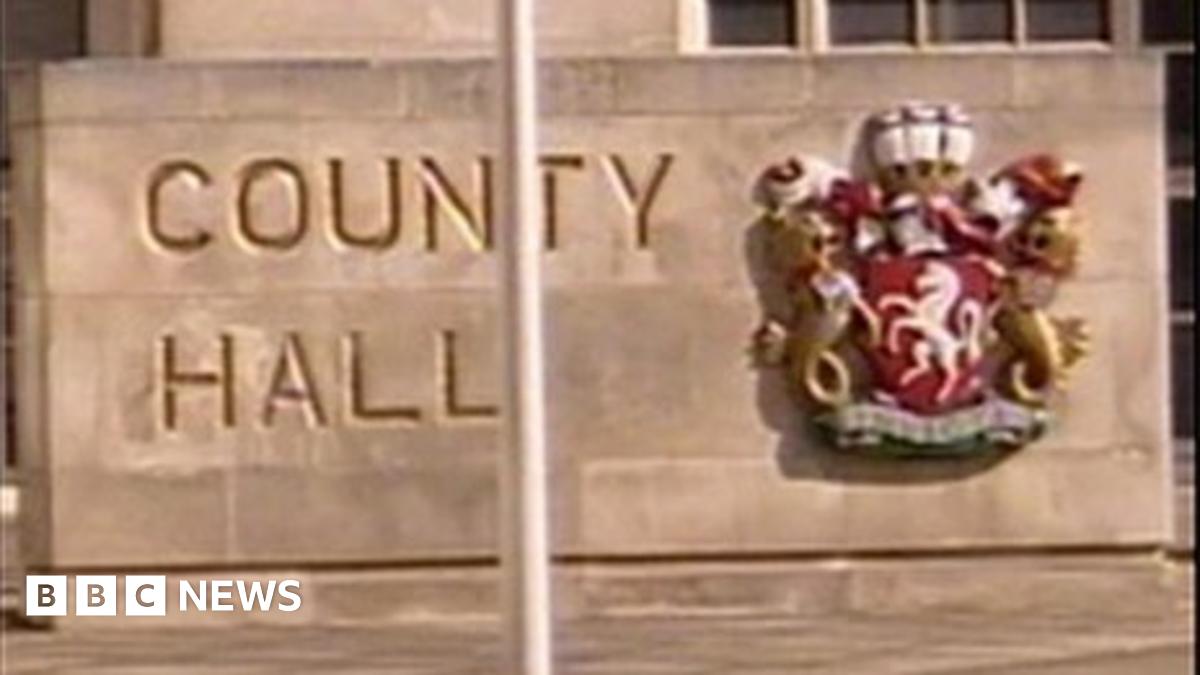 Kent County Council boss leaves with £400,000 - BBC News