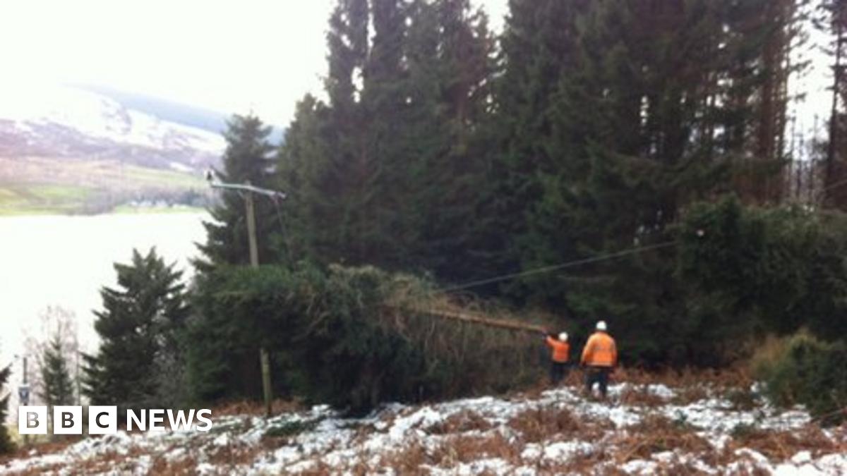Scotland storm: Work to restore power to homes - BBC News
