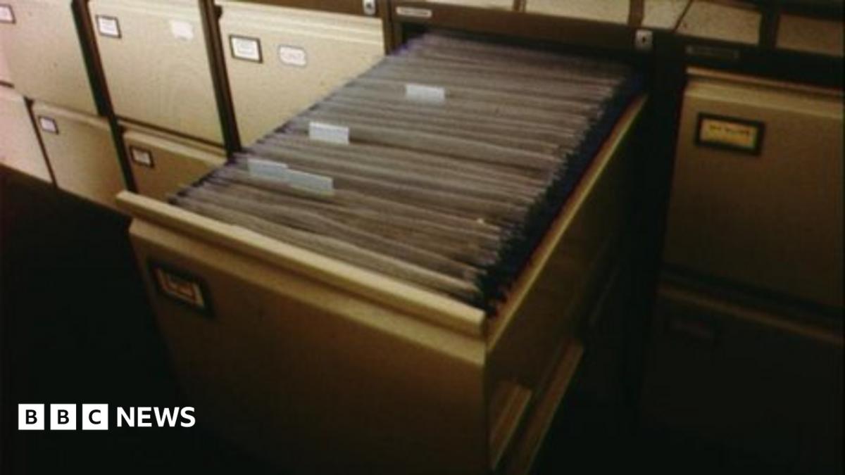 Devon records offices face opening time cuts - BBC News