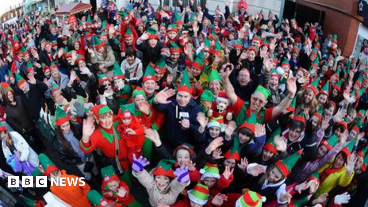 Elves gather in Bridgend to beat own world record - BBC News