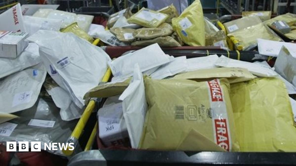 Computer glitch hits post offices - BBC News