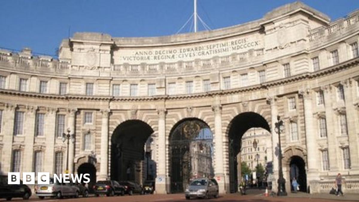 London's Admiralty Arch hotel plans approved - BBC News
