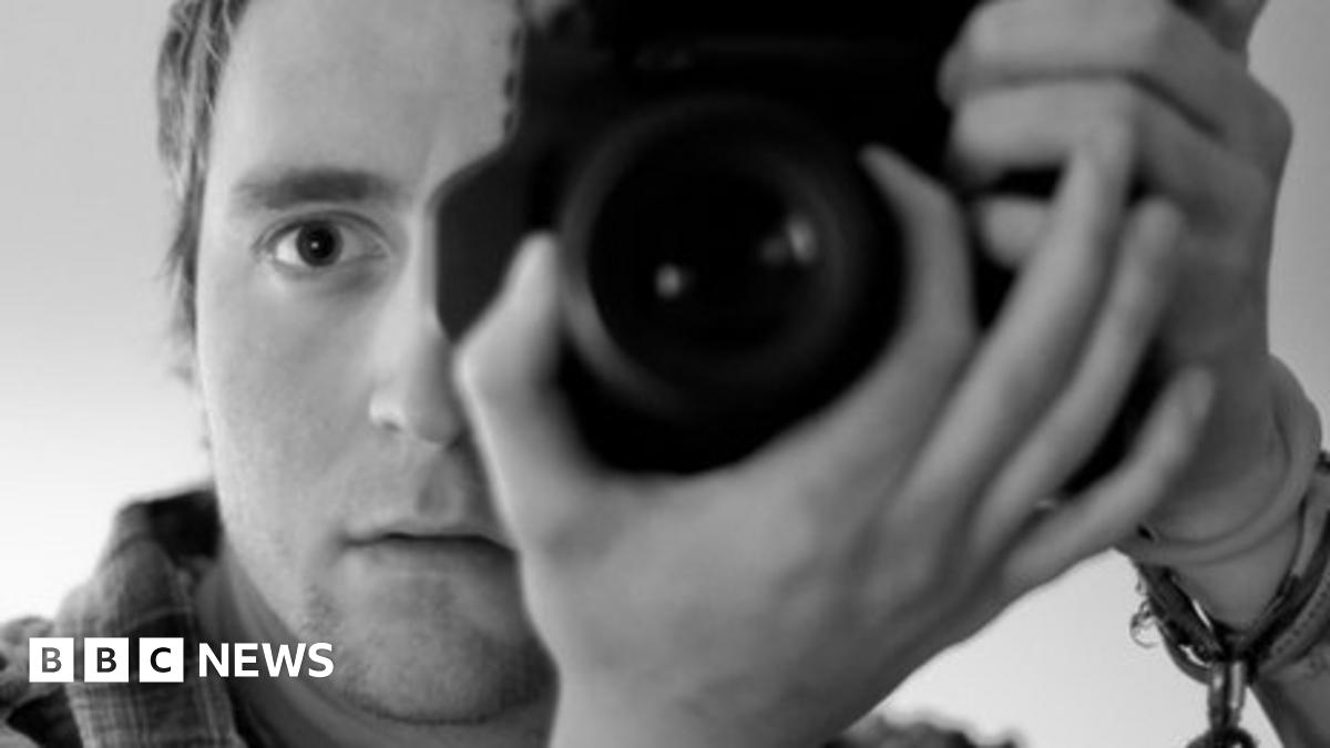 Mansfield photographer's shock at arrest threat - BBC News