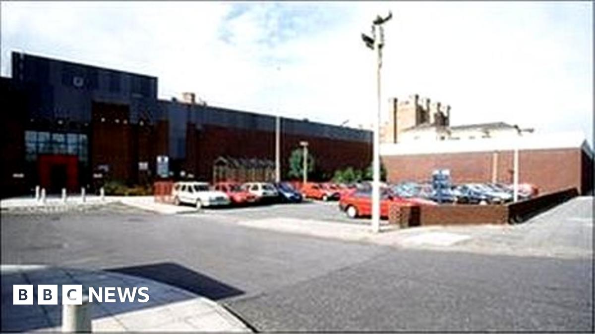 HMP Liverpool prison officer suspended after cell death - BBC News