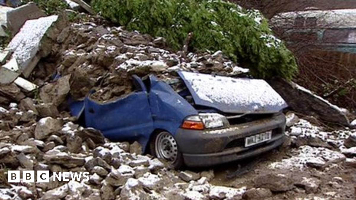 Second wall collapse 'could have killed' - BBC News