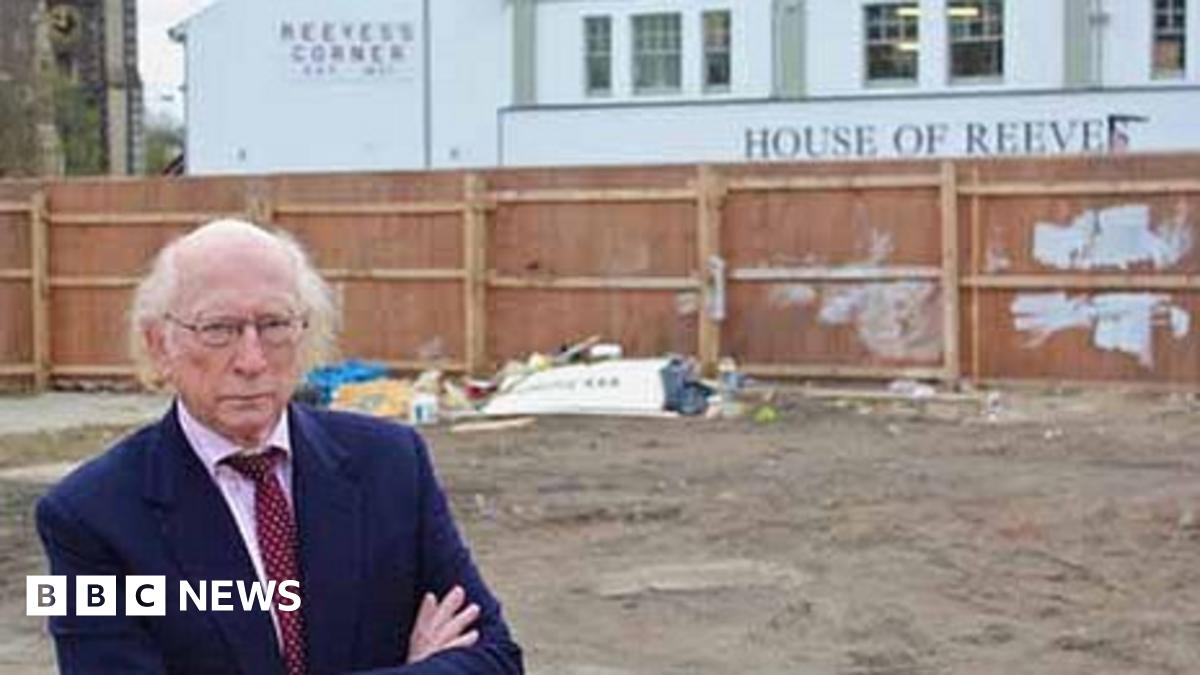 Riot-hit Croydon store boss gets Olympic ceremony invite - BBC News