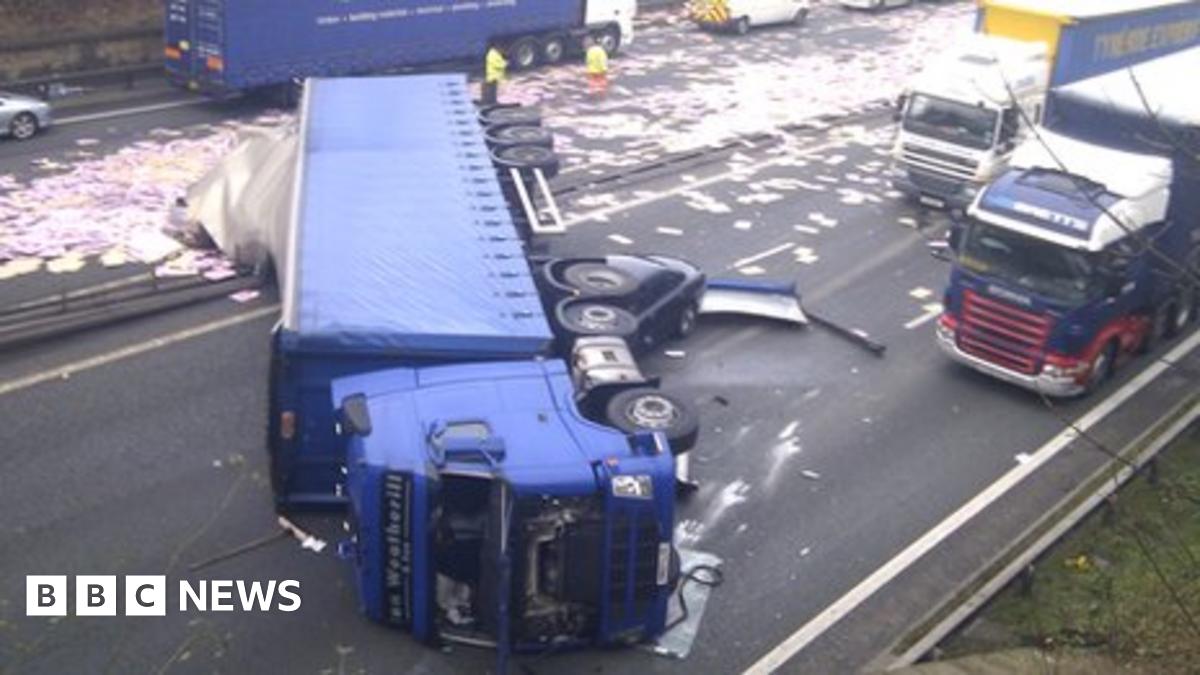 A1(M) reopens after crash between Bramham and Boston Spa - BBC News