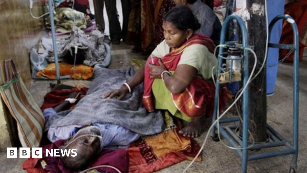 India doctors fight to save West Bengal alcohol victims - BBC News