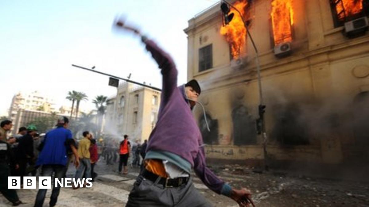 Egypt violence: Third day of deadly clashes in Cairo - BBC News