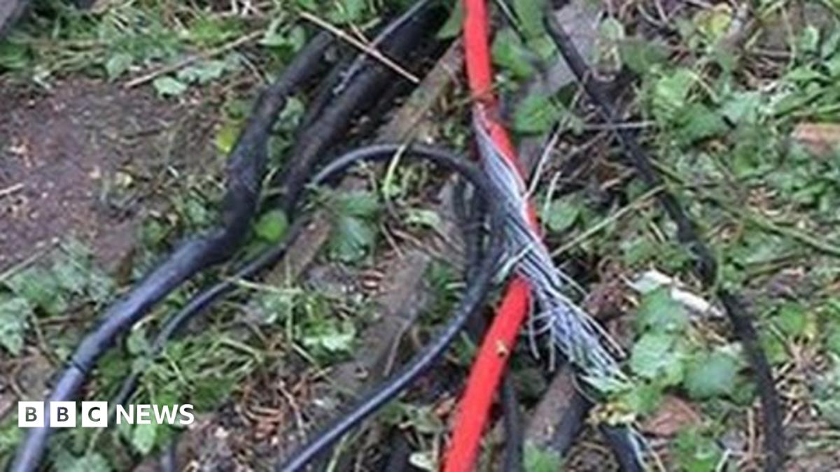 Scrap metal raids: Police seize tonnes of rail cable - BBC News