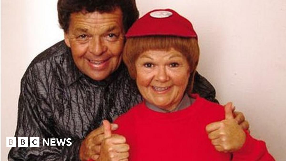 Scots stars The Krankies reveal swinging 'ding dongs' - BBC News