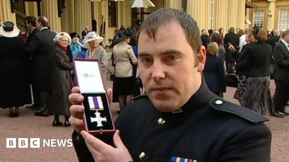 Soldier Andrew Wardle honoured for child rescue quits Army - BBC News