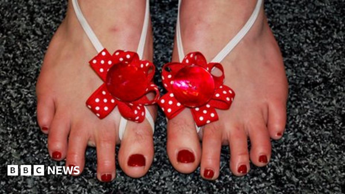 Sheffield woman Bea Marshall chooses life without shoes - BBC News