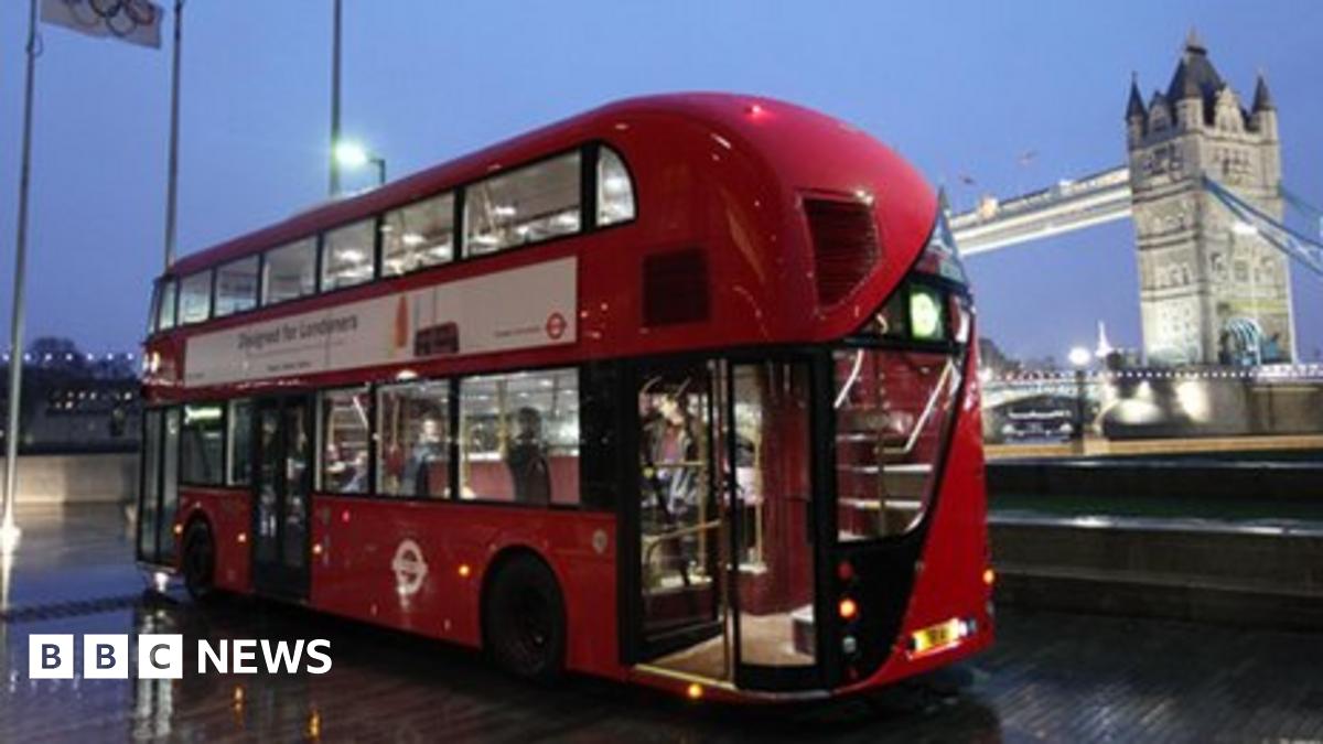 New London Routemaster bus runs out of fuel on M1 - BBC News