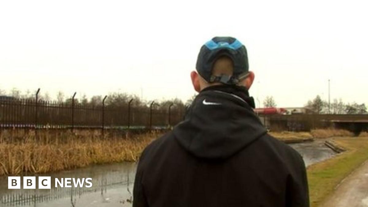 Appeal to catch Walsall canalside mugger - BBC News