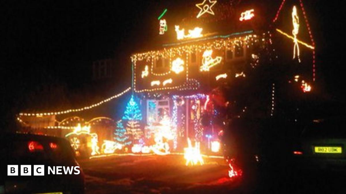 Farnham Christmas lights bring Olympic torch honour - BBC News