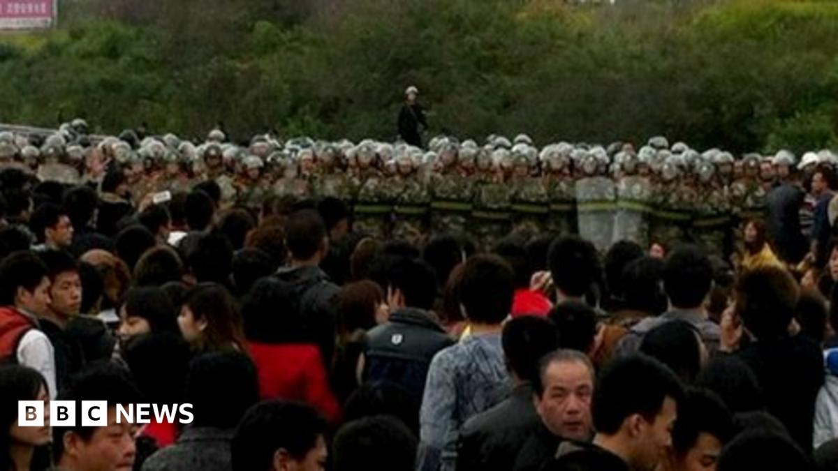 Protests flare in southern Chinese town of Haimen - BBC News