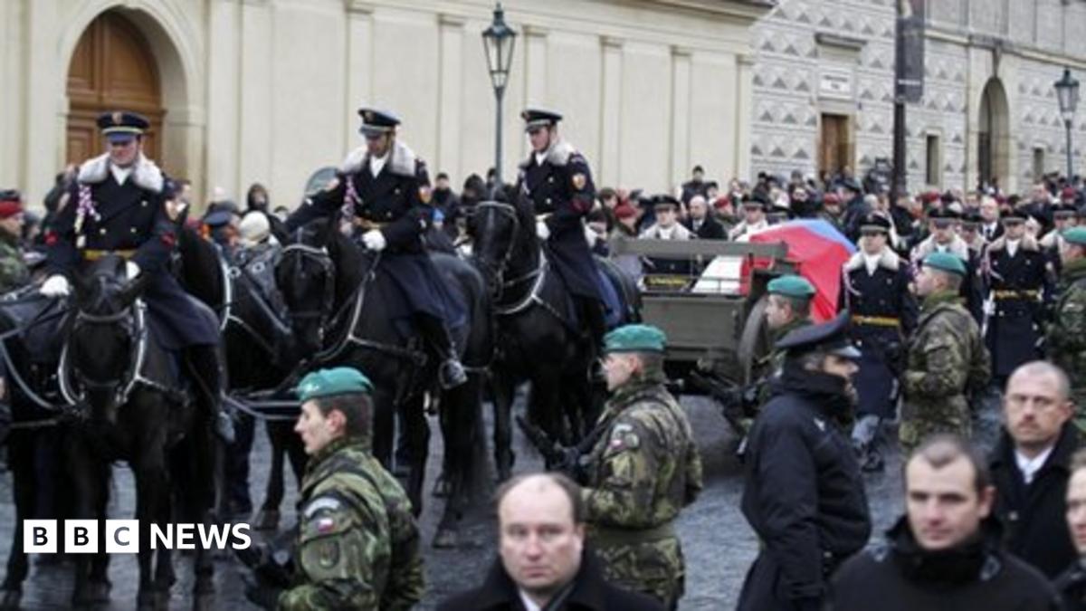 Vaclav Havel: Thousands honour late Czech leader - BBC News