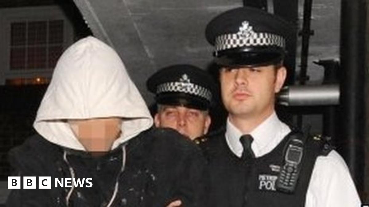 London riots: Metropolitan Police raid 100 homes - BBC News