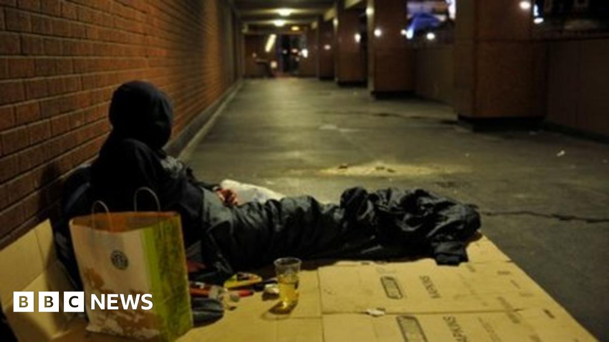 Rough sleepers in London rise by 43% in one year - BBC News