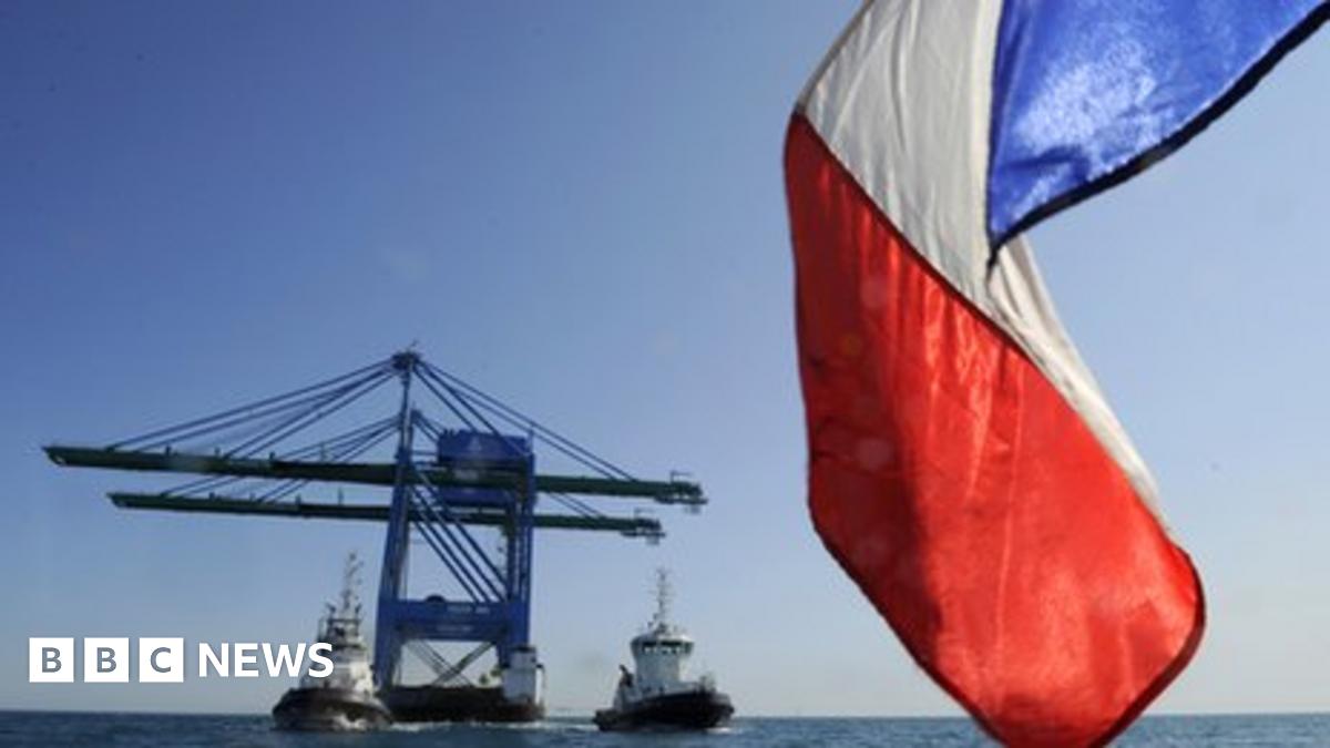 French economic growth revised down - BBC News