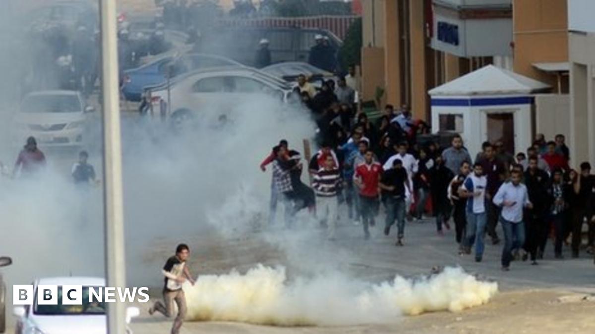 Bahrain police 'attack Shia opposition headquarters' - BBC News