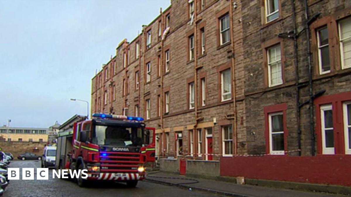 Residents rescued from fire at Edinburgh flats - BBC News