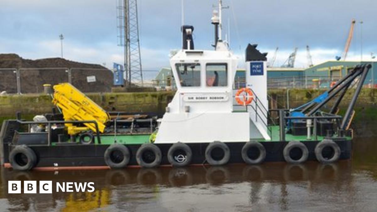 Football legend Sir Bobby Robson honoured in boat naming - BBC News