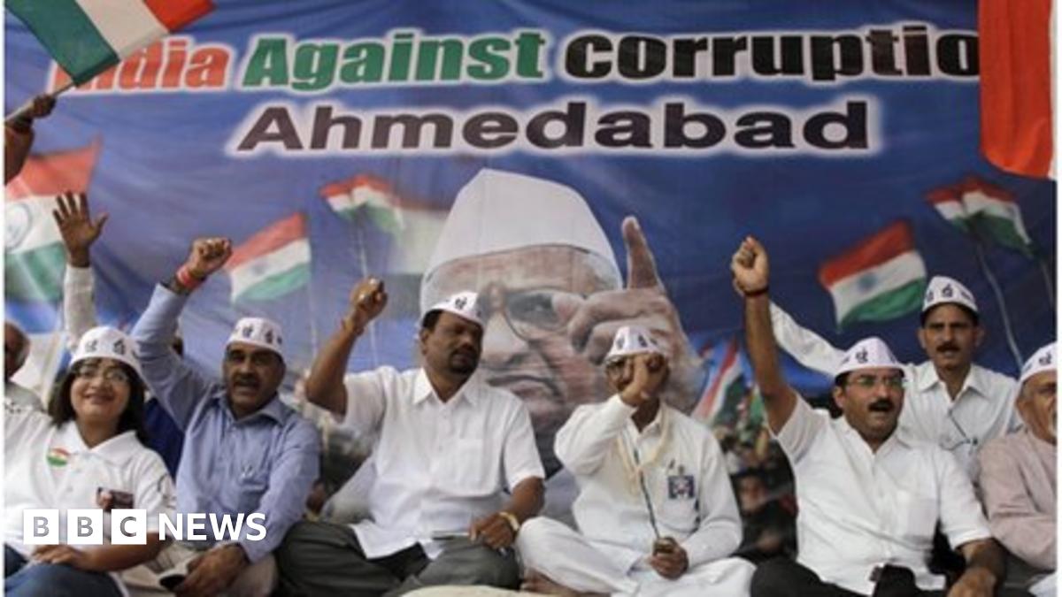 India anti-corruption bill 'mixed success', say media - BBC News