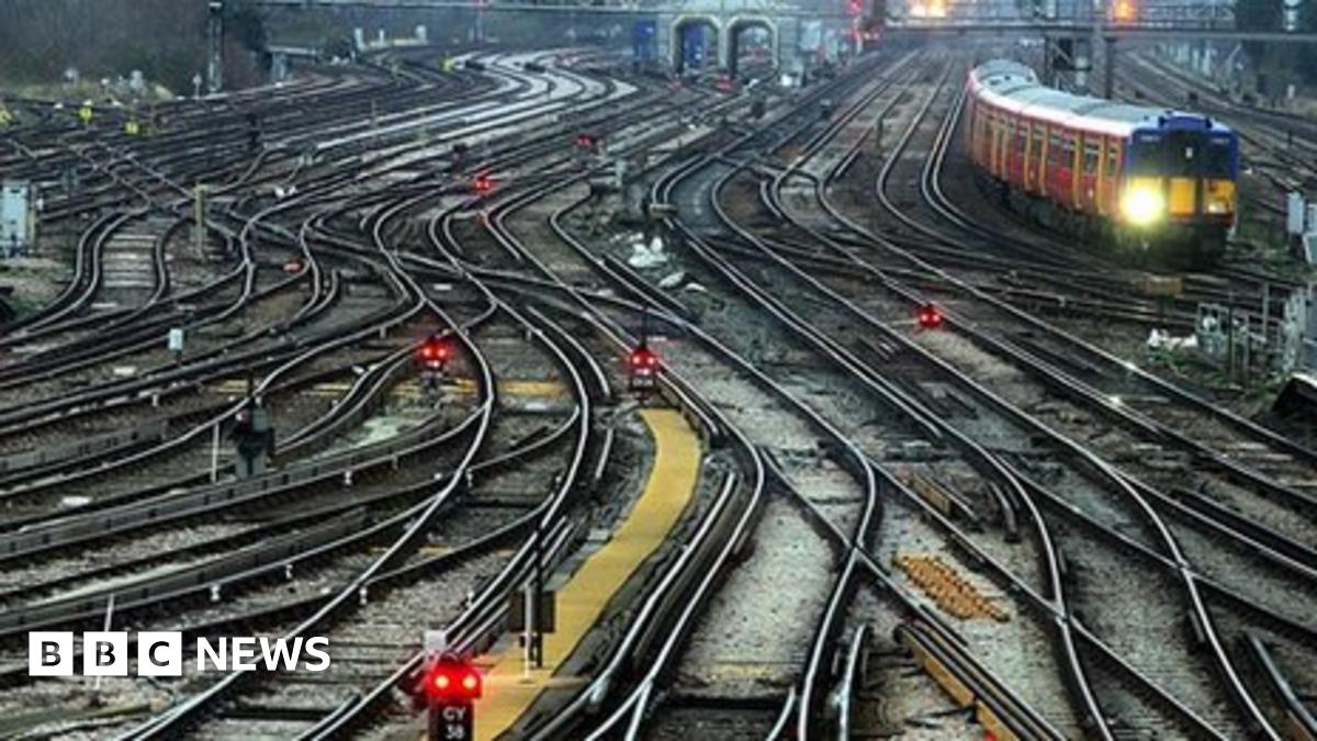 Train-switching technology 'poses hacking threat' - BBC News