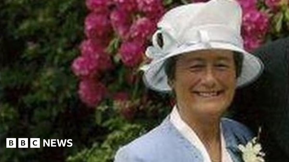 Missing Margaret Holt: Plea to Lanzarote holidaymakers - BBC News